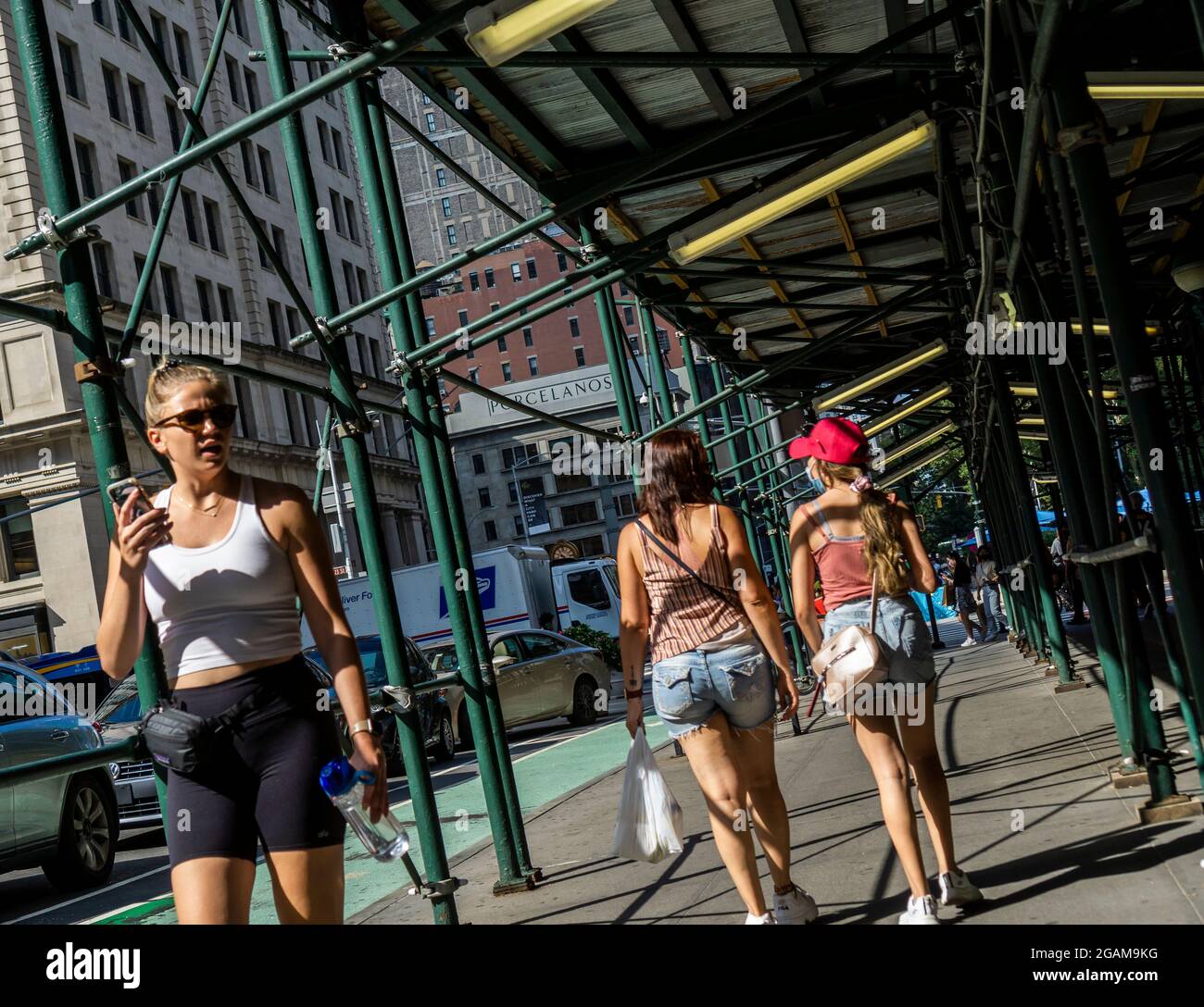 People walking under scaffolding hi-res stock photography and images ...