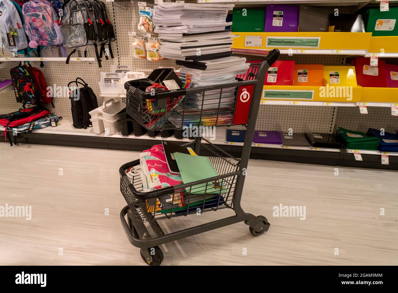 Target shopping cart hi-res stock photography and images - Alamy