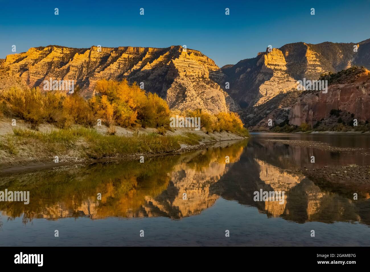 Split view river hi-res stock photography and images - Alamy