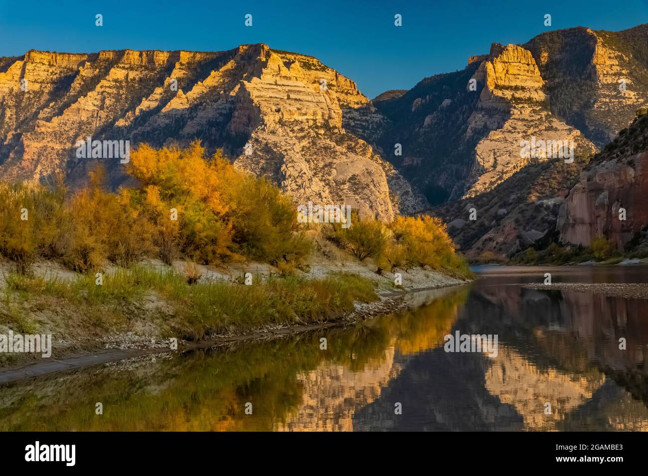 Split view river hi-res stock photography and images - Alamy