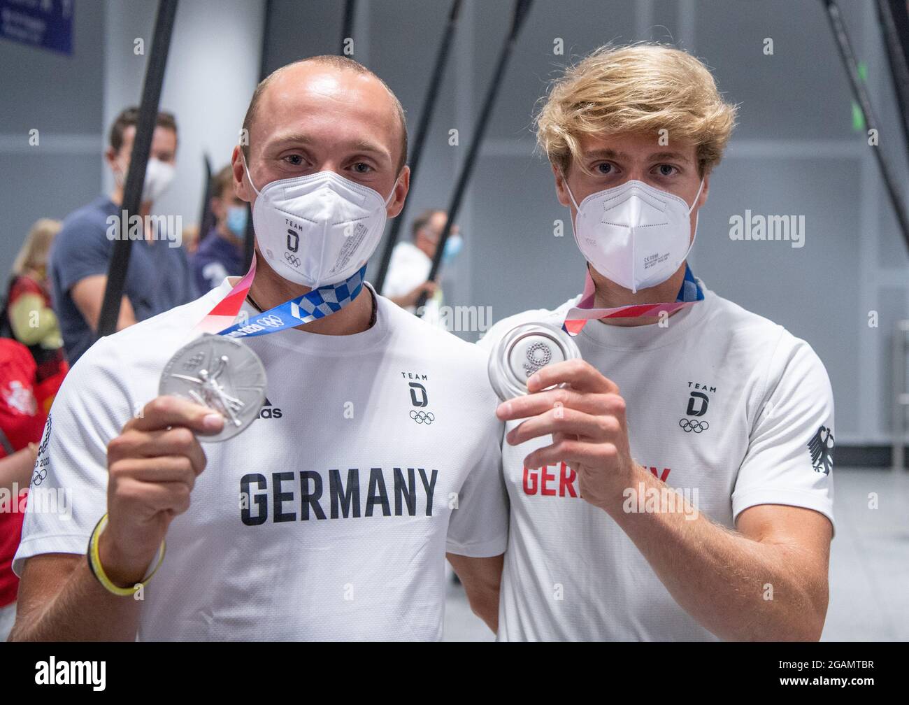 31 July 2021, Hessen, Frankfurt/Main: Rowers Jason Osborne (r) and ...