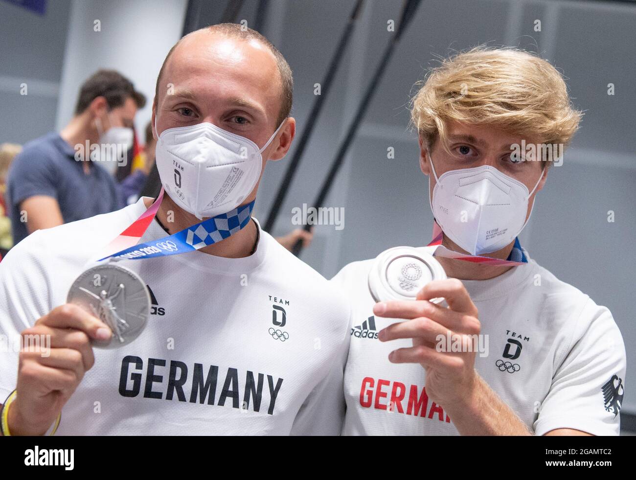 31 July 2021, Hessen, Frankfurt/Main: Rowers Jason Osborne (r) and ...
