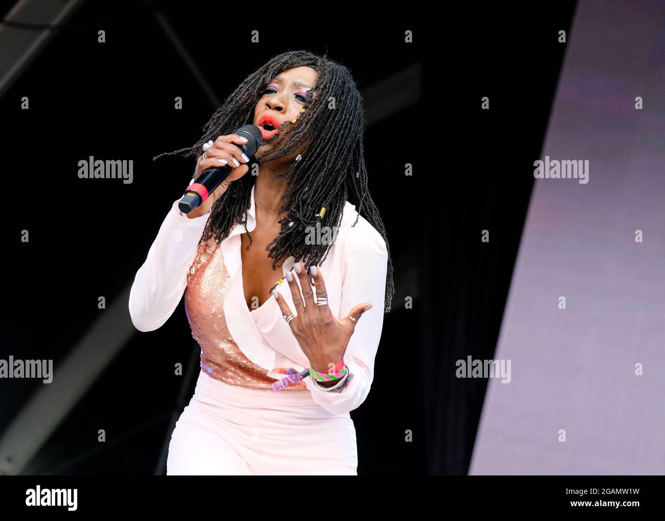 Heather small singer hi-res stock photography and images - Alamy