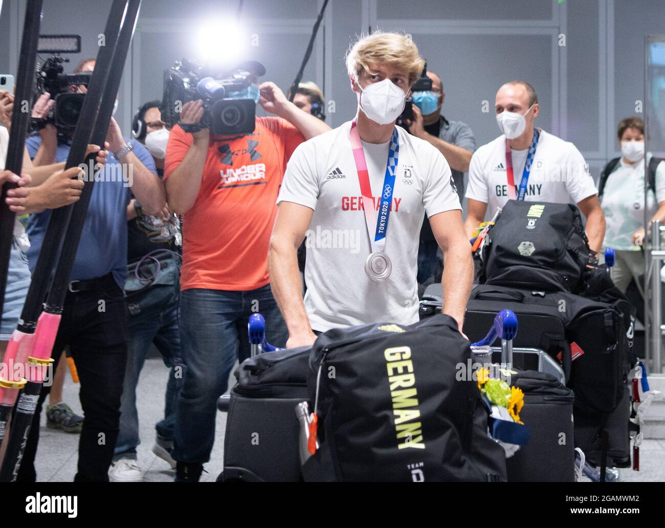 31 July 2021, Hessen, Frankfurt/Main: Rowers Jason Osborne (M) and ...