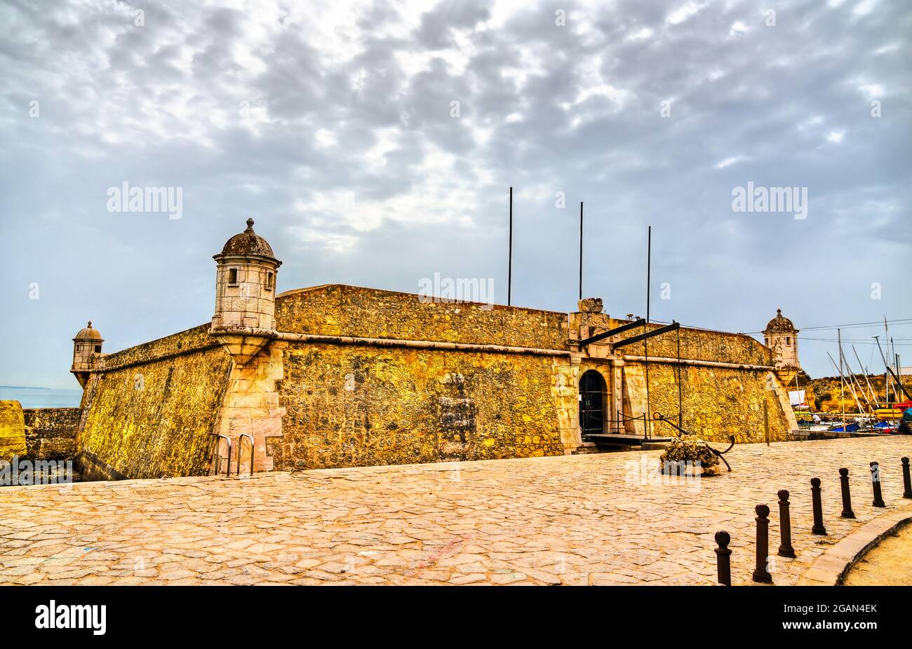 Lagos sea wall hi-res stock photography and images - Alamy