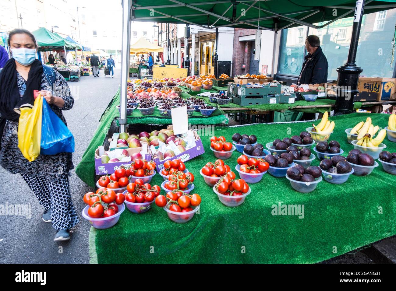 Street vendors selling fruits vegetables hi-res stock photography and images - Alamy