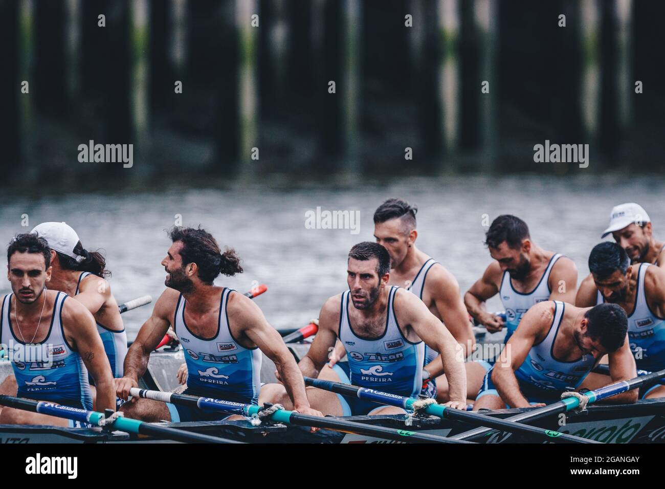 Rowing team finish hi-res stock photography and images - Alamy