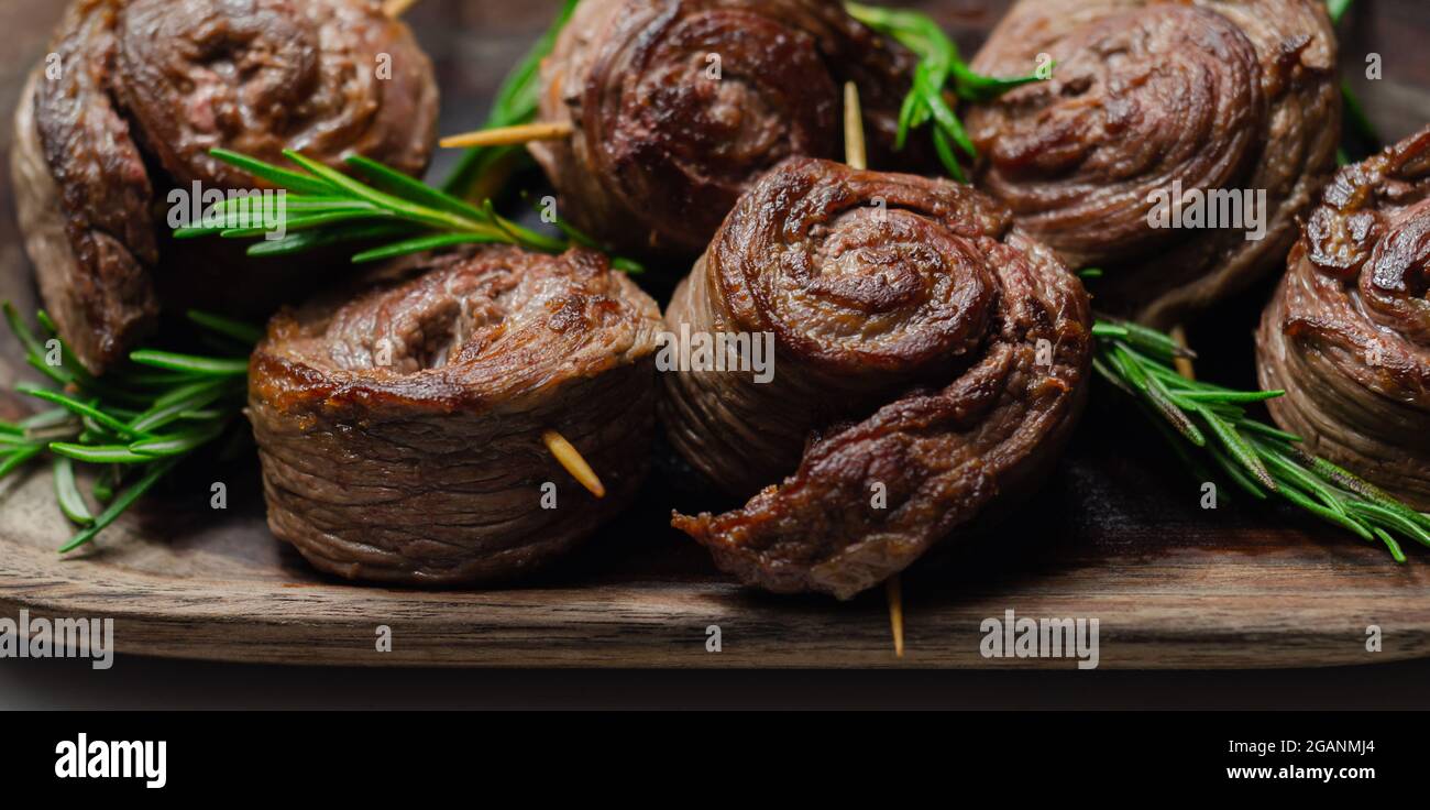 Juicy beef, fried and cooked in the shape of a rose, creatively served ...