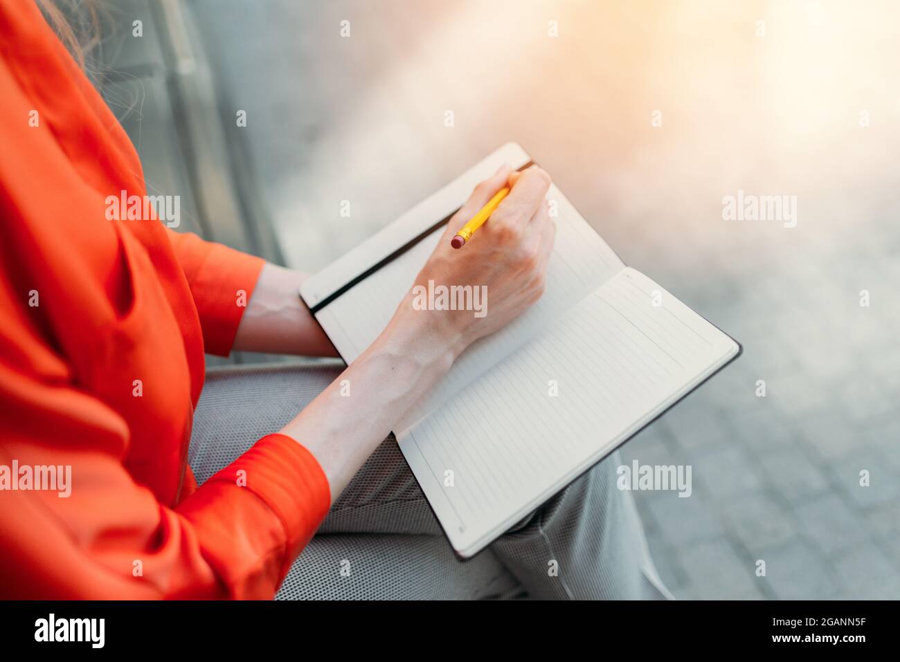 Student making notes outside hi-res stock photography and images - Alamy