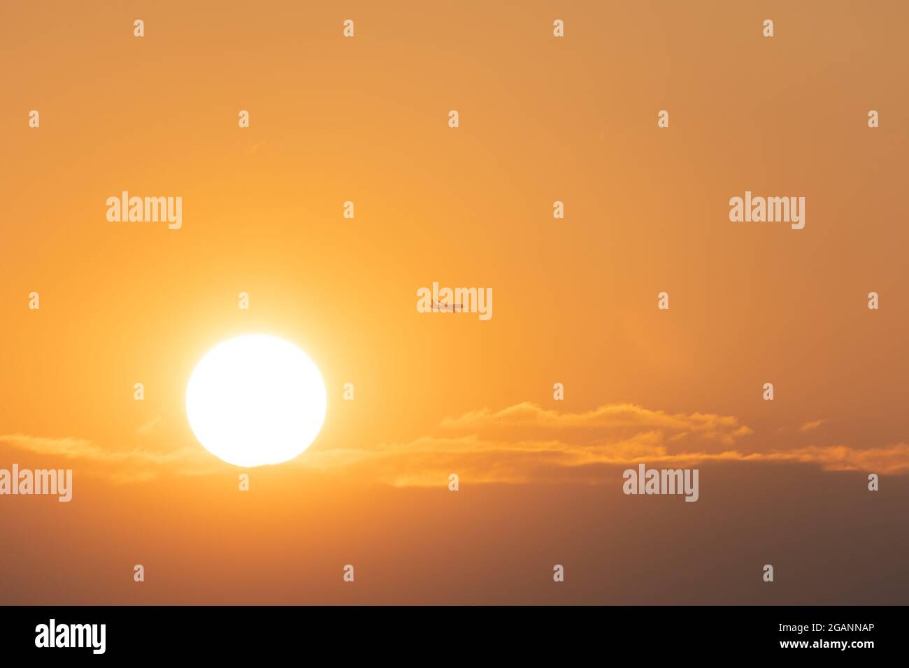 Aircraft passing the sun hi-res stock photography and images - Alamy