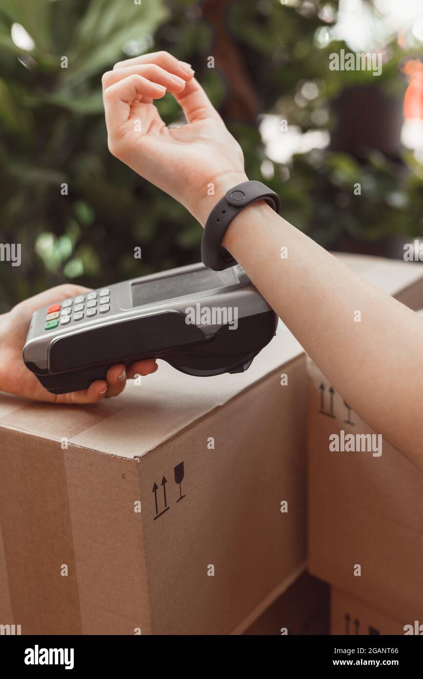 Pay with watch technology hi-res stock photography and images - Alamy