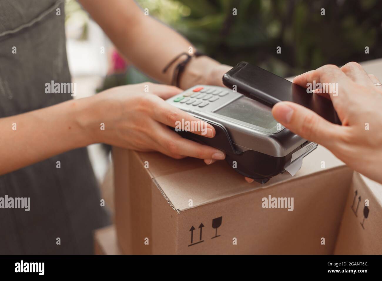 Man uses smart phone to pay in store Stock Photo - Alamy