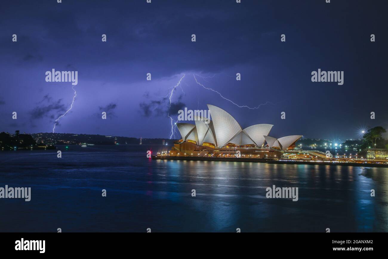 Electrical storm over the Sydney Opera house Stock Photo - Alamy