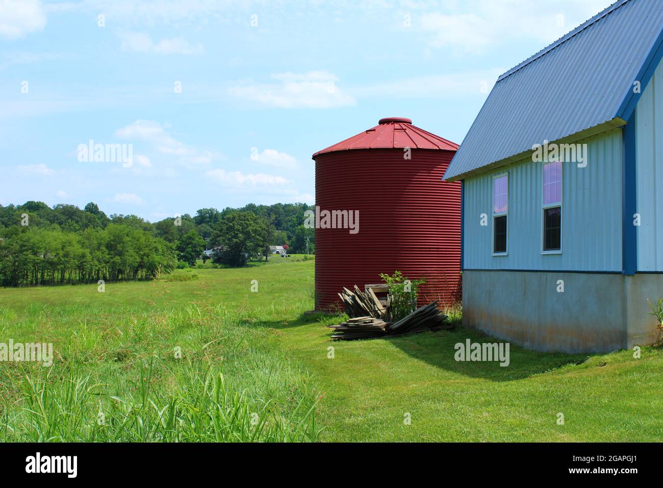 Red silo on farm Stock Photo - Alamy