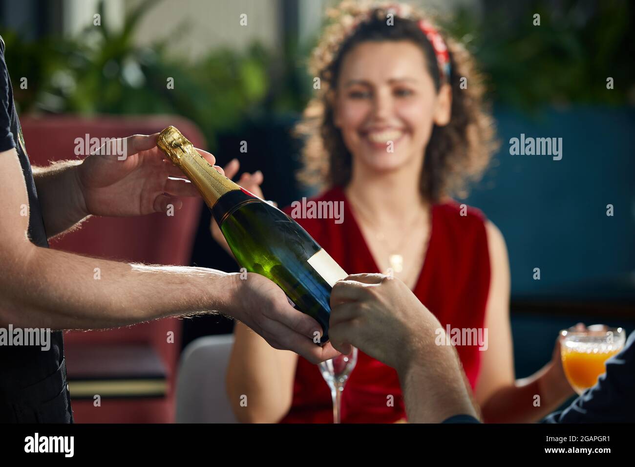 Luxury couple elegant champagne bar hi-res stock photography and images ...