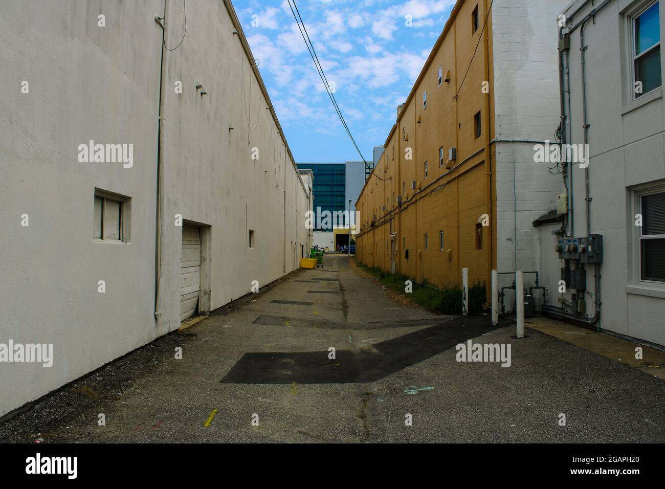 Empty alleyway hi-res stock photography and images - Alamy