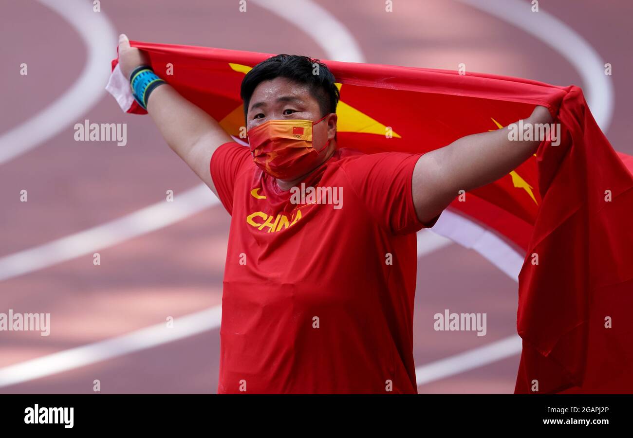 China's Gong Lijiao celebrates winning the gold medal in the Women's ...