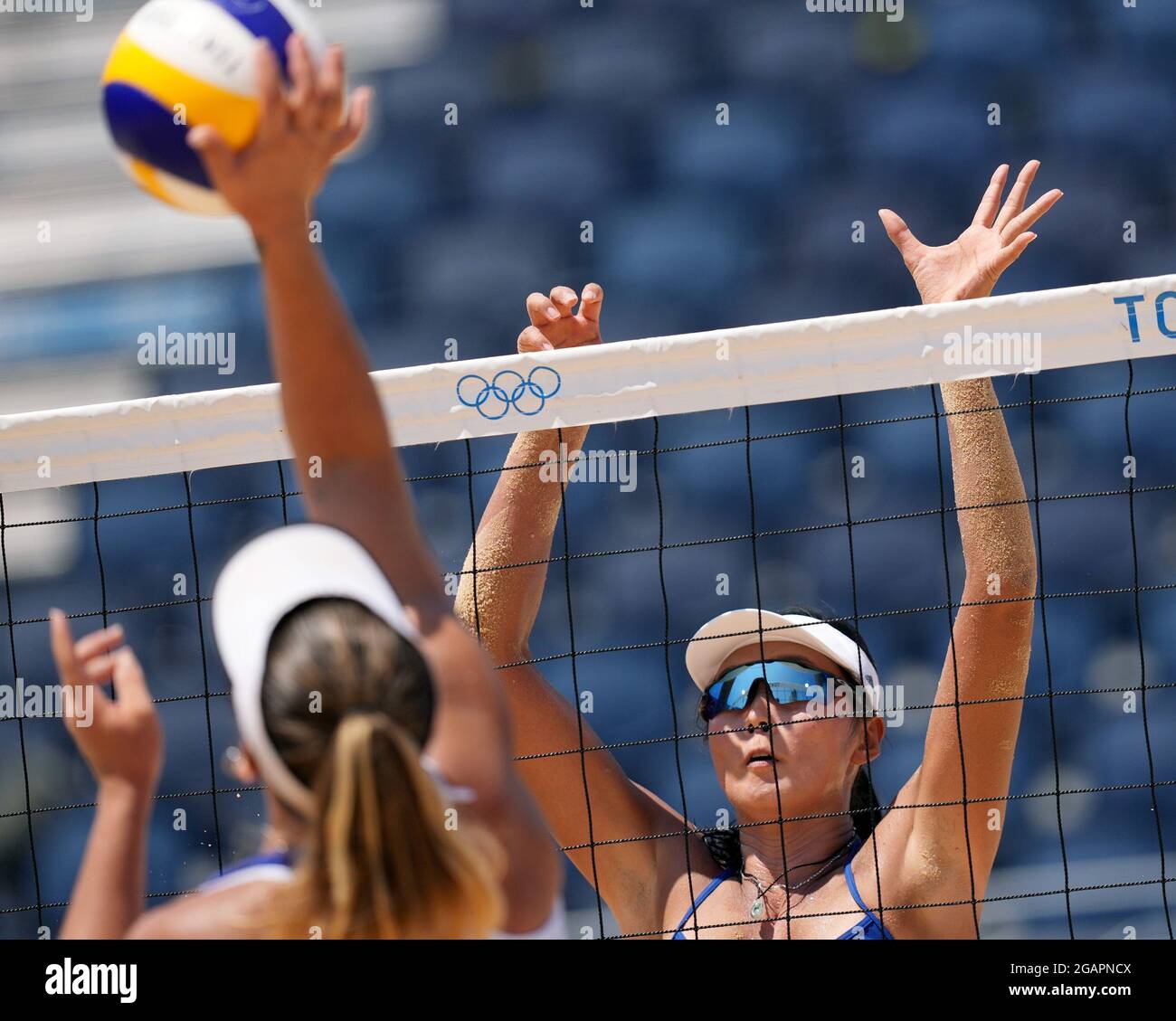 Tokyo, Japan. 1st Aug, 2021. Wang Fan (R) of China tries to block the ...