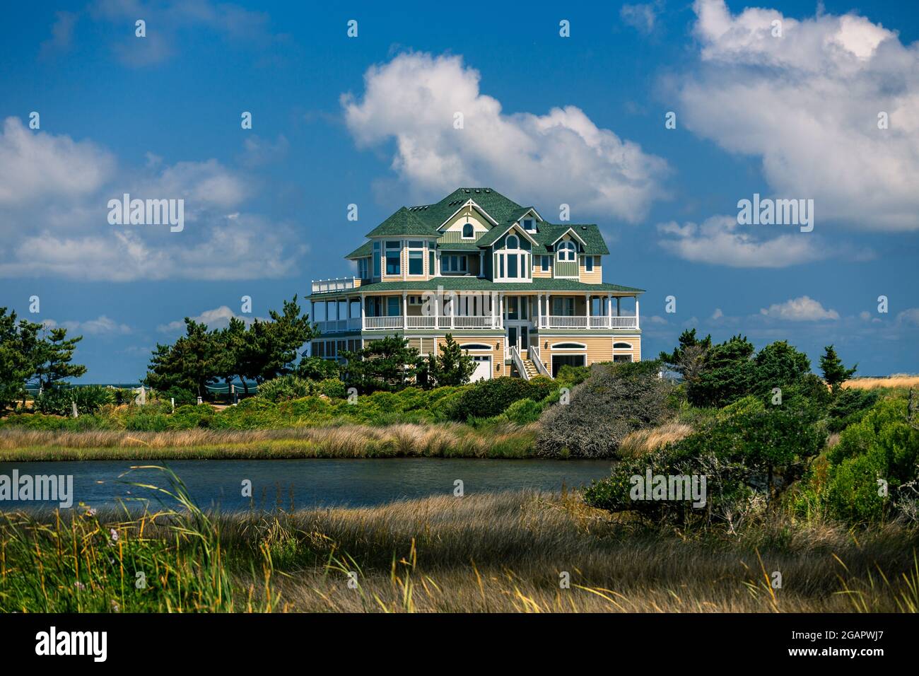 Beach House on the sound side Cape Hatteras, North Carolina. Bright blue sky Stock Photo - Alamy