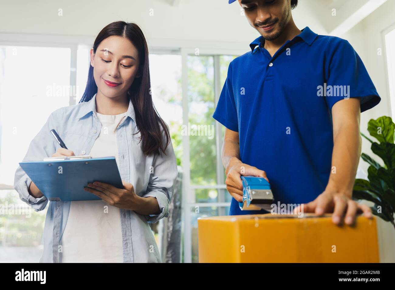 Parcel checklist hi-res stock photography and images - Alamy