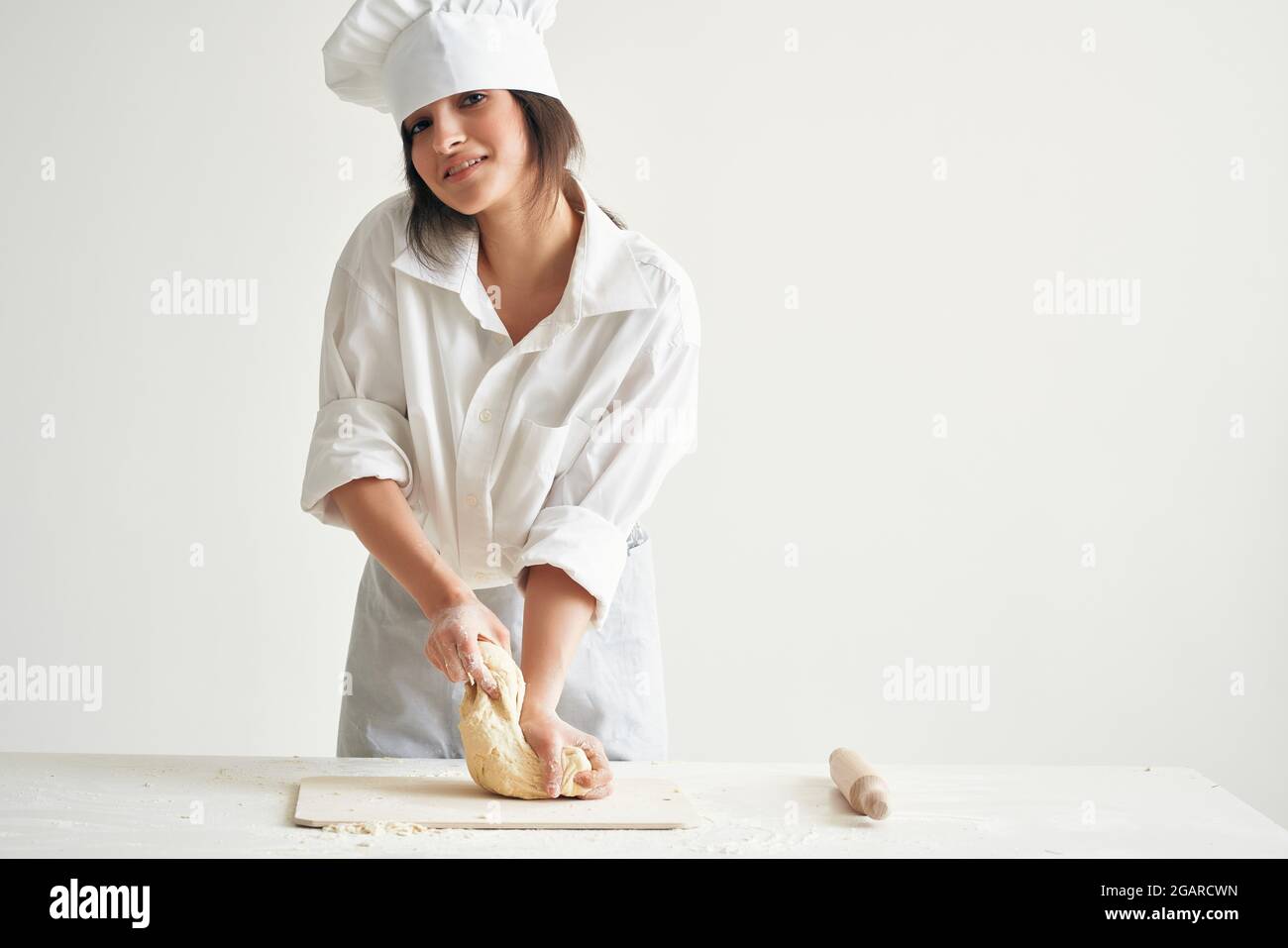 Side view woman pastry chef hi-res stock photography and images - Alamy