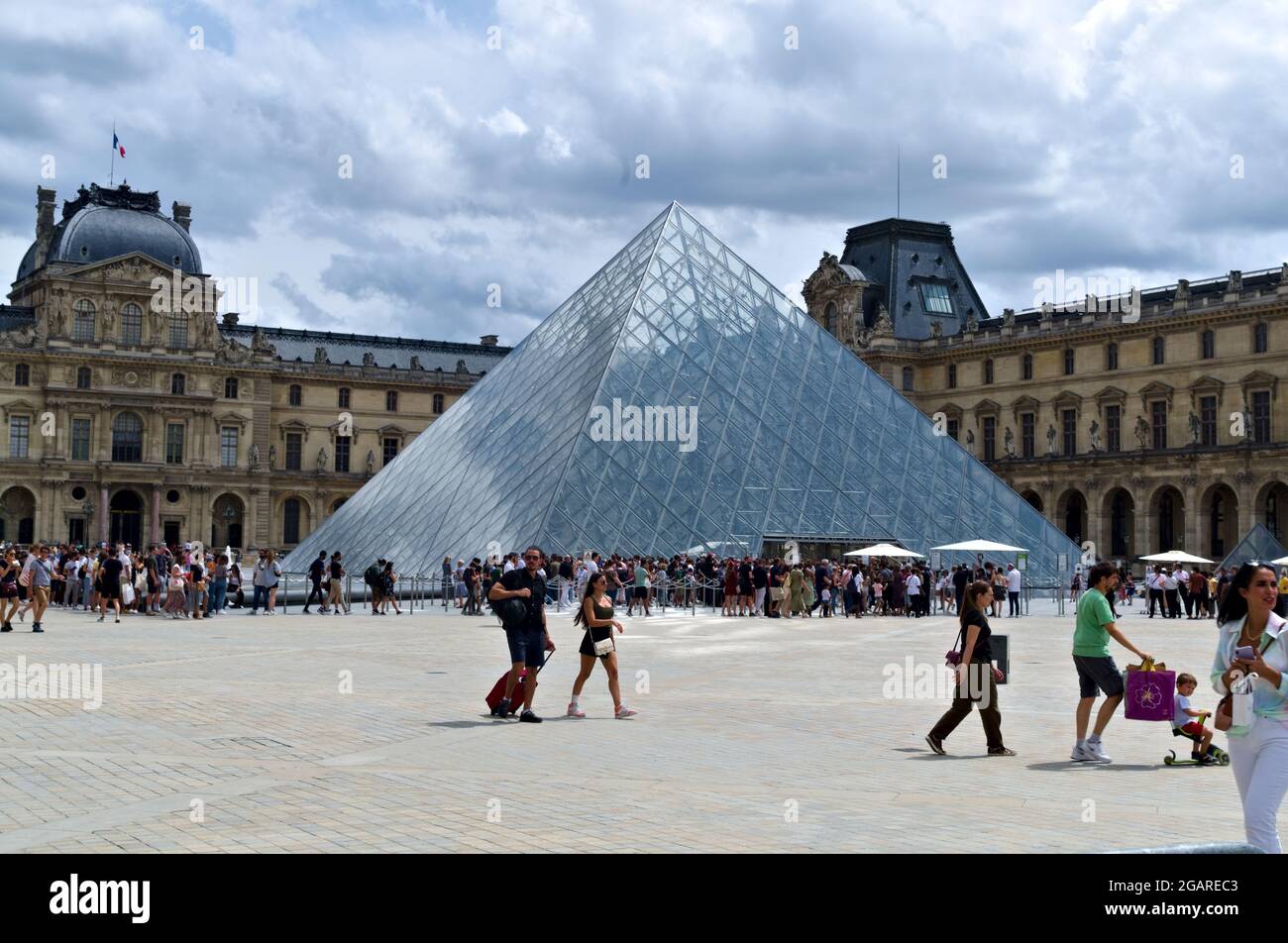 Louvre paris pyramid hi-res stock photography and images - Alamy