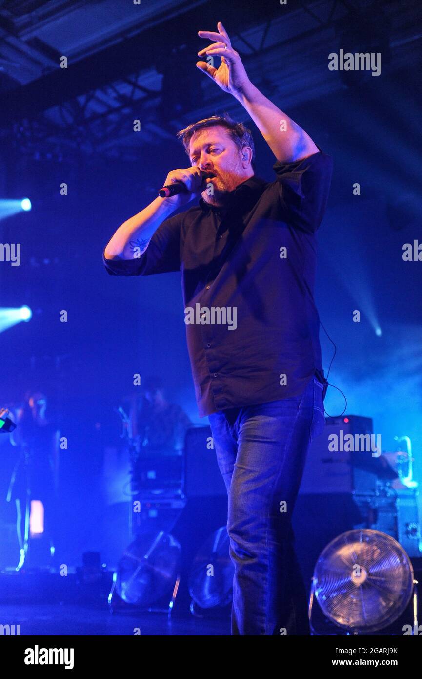 Elbow band live hi-res stock photography and images - Alamy