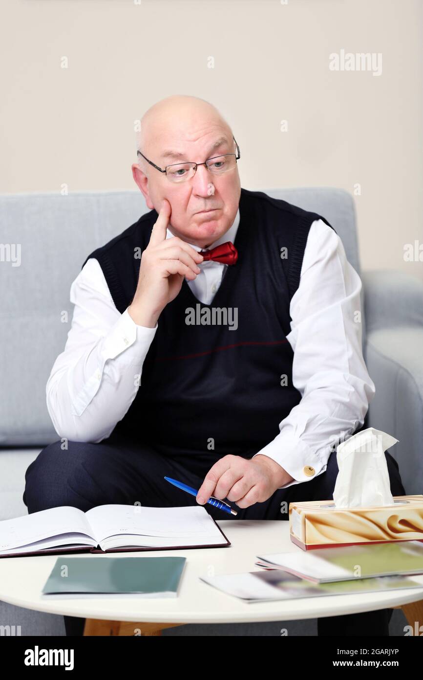 Aged psychologist at work Stock Photo - Alamy