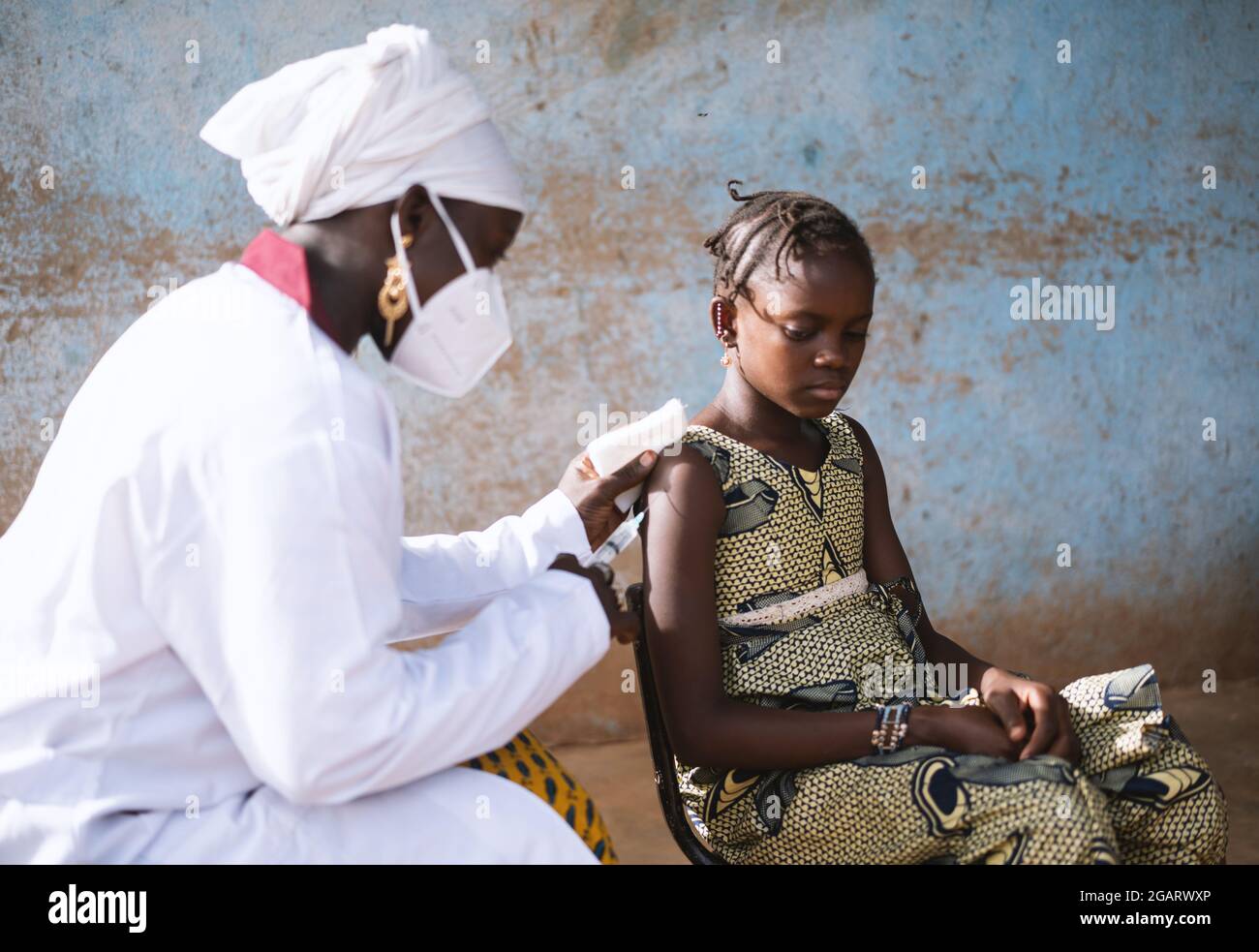 Africa nurse injecting hi-res stock photography and images - Alamy