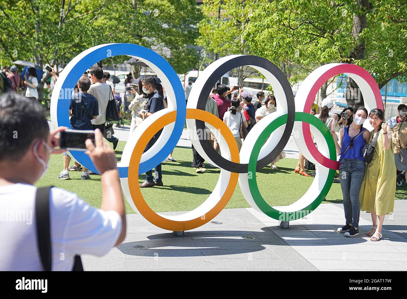 Tokio, Japan. 01st Aug, 2021. People take pictures of themselves in ...