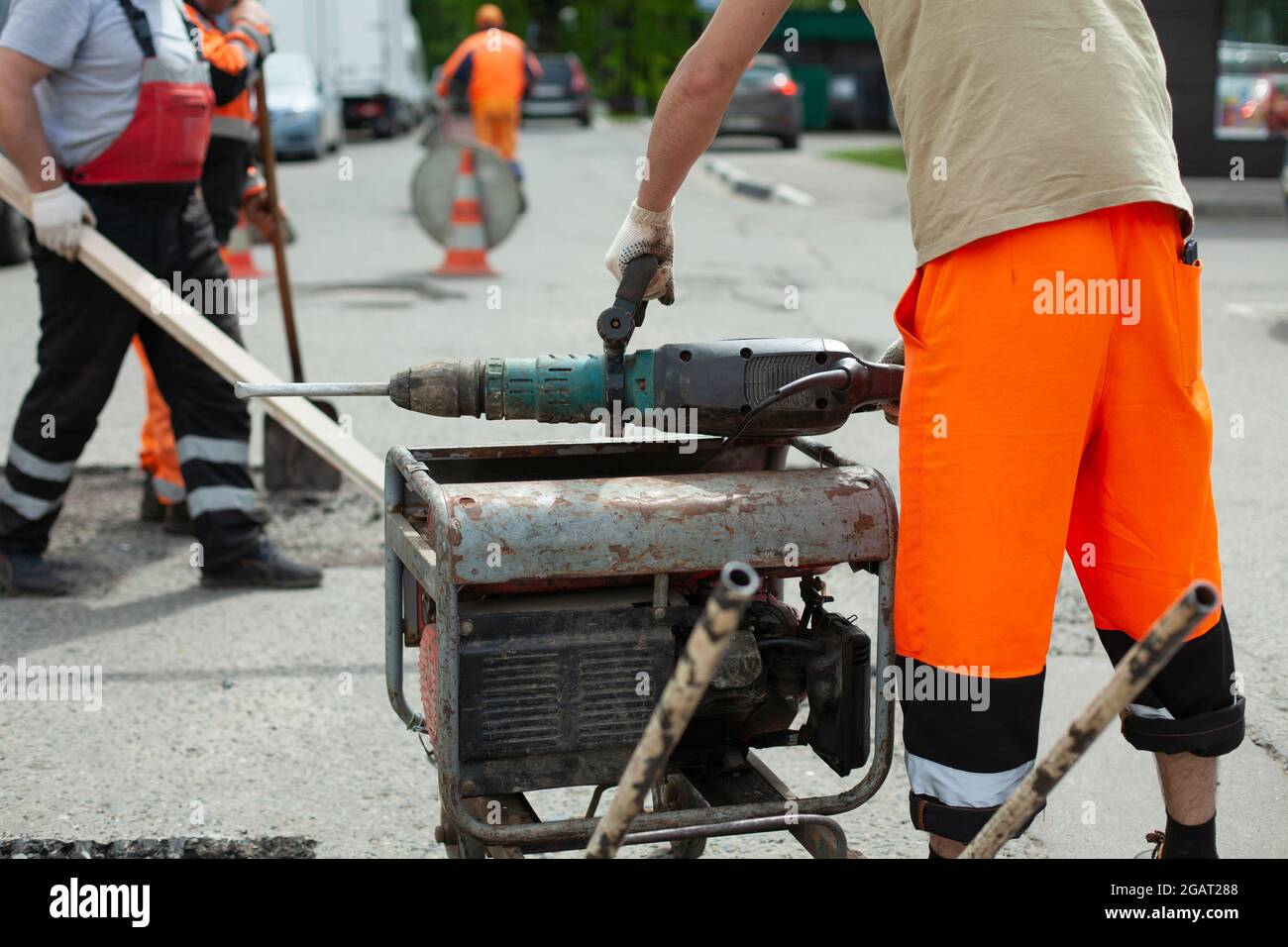 Gasoline generator of electricity. Power supply to the power tool ...