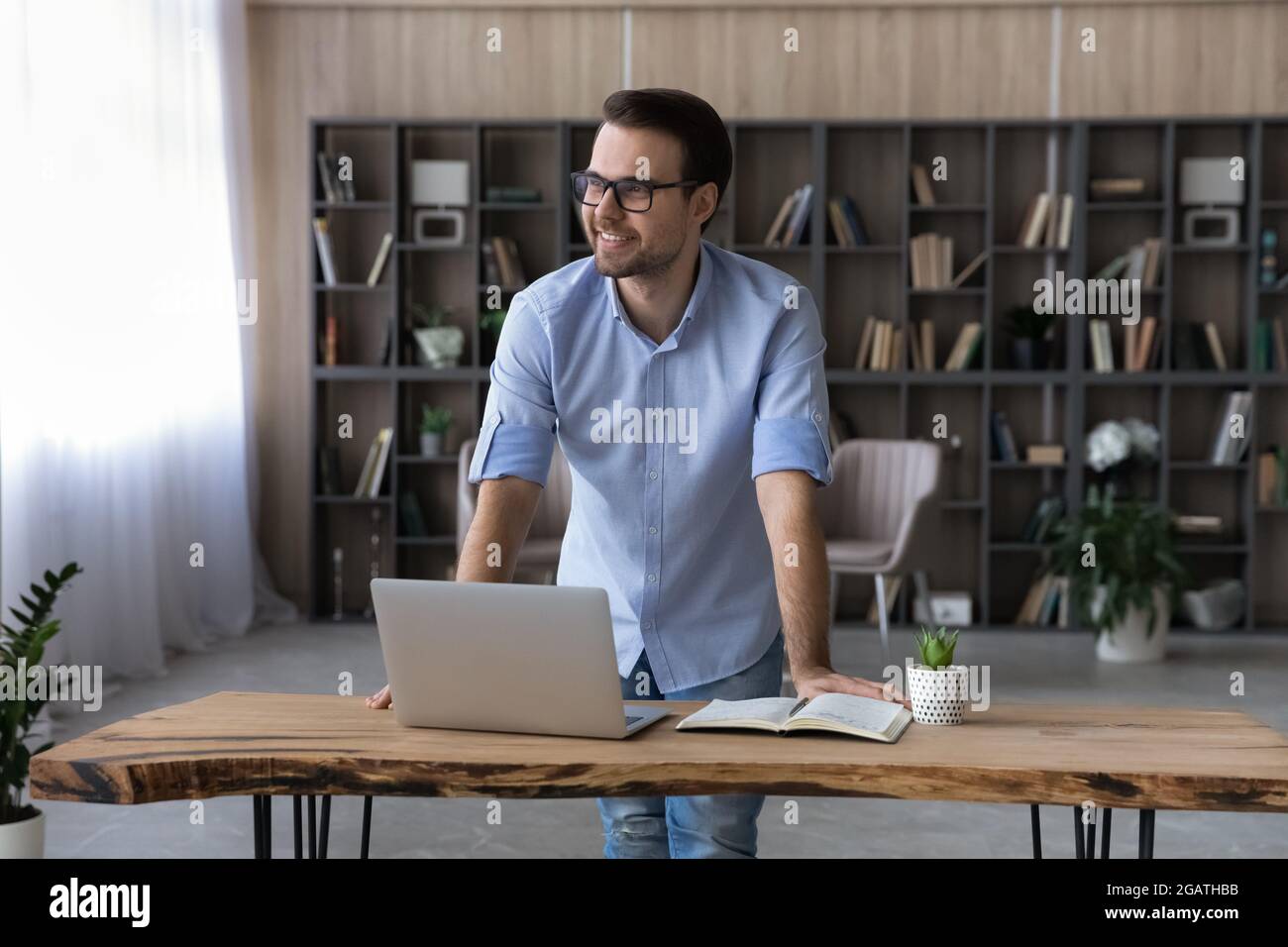 Employee stand hi-res stock photography and images - Alamy