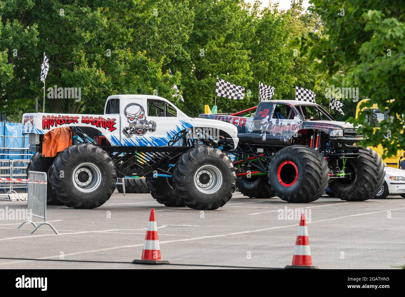Monster trucks hi-res stock photography and images - Alamy