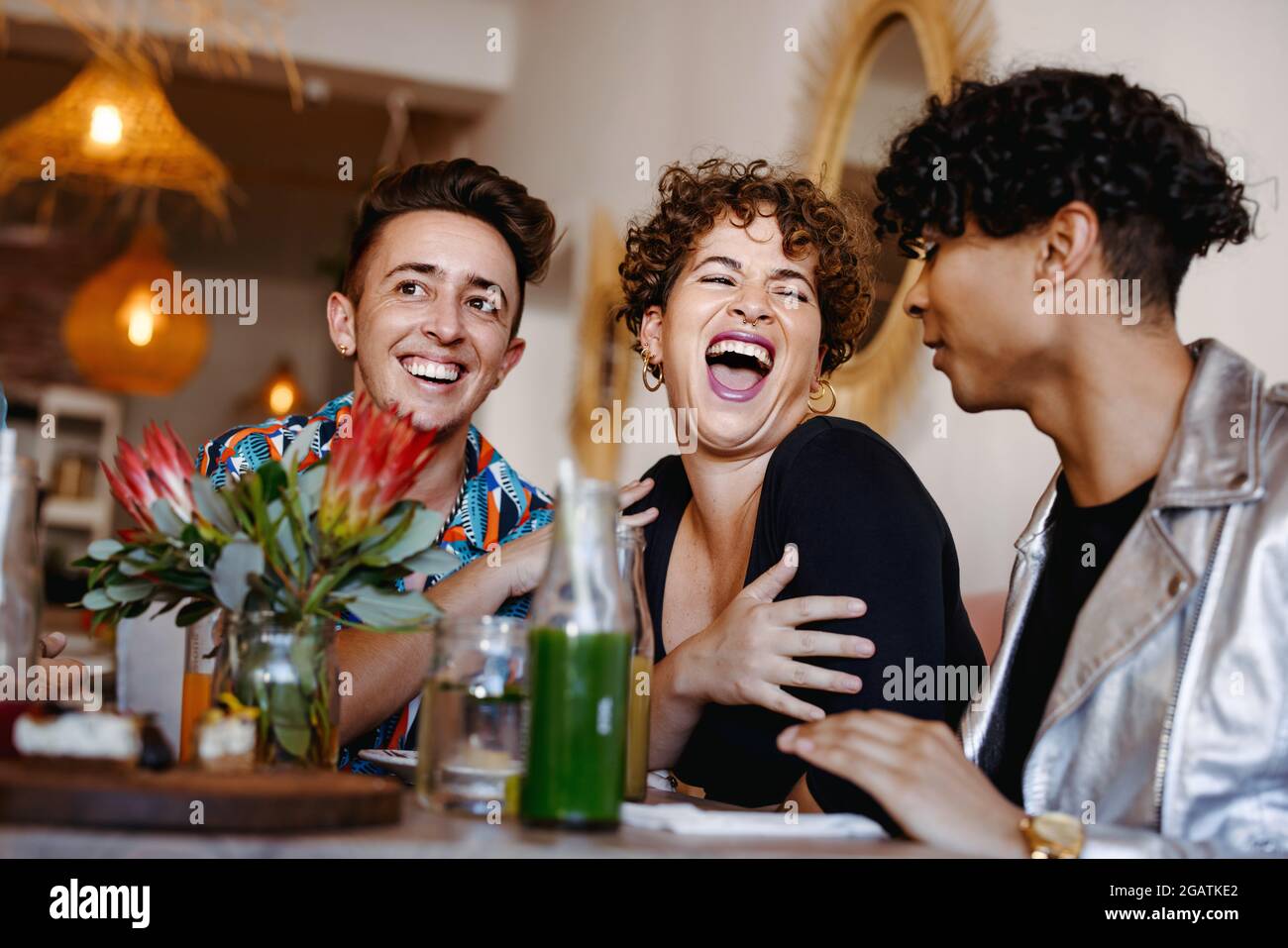 People in restaurant laughing hi-res stock photography and images - Alamy