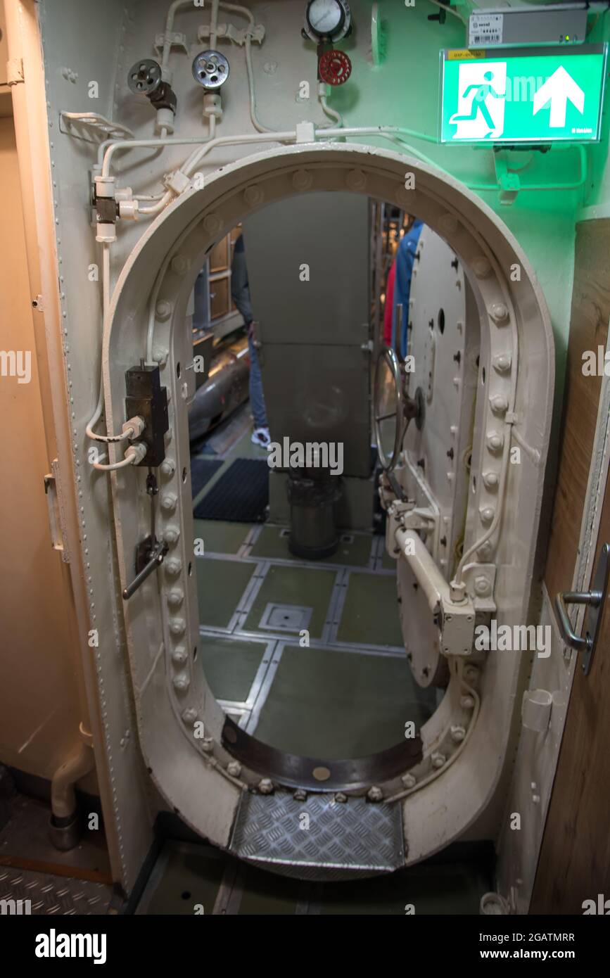 Submarine sonar room hi-res stock photography and images - Alamy