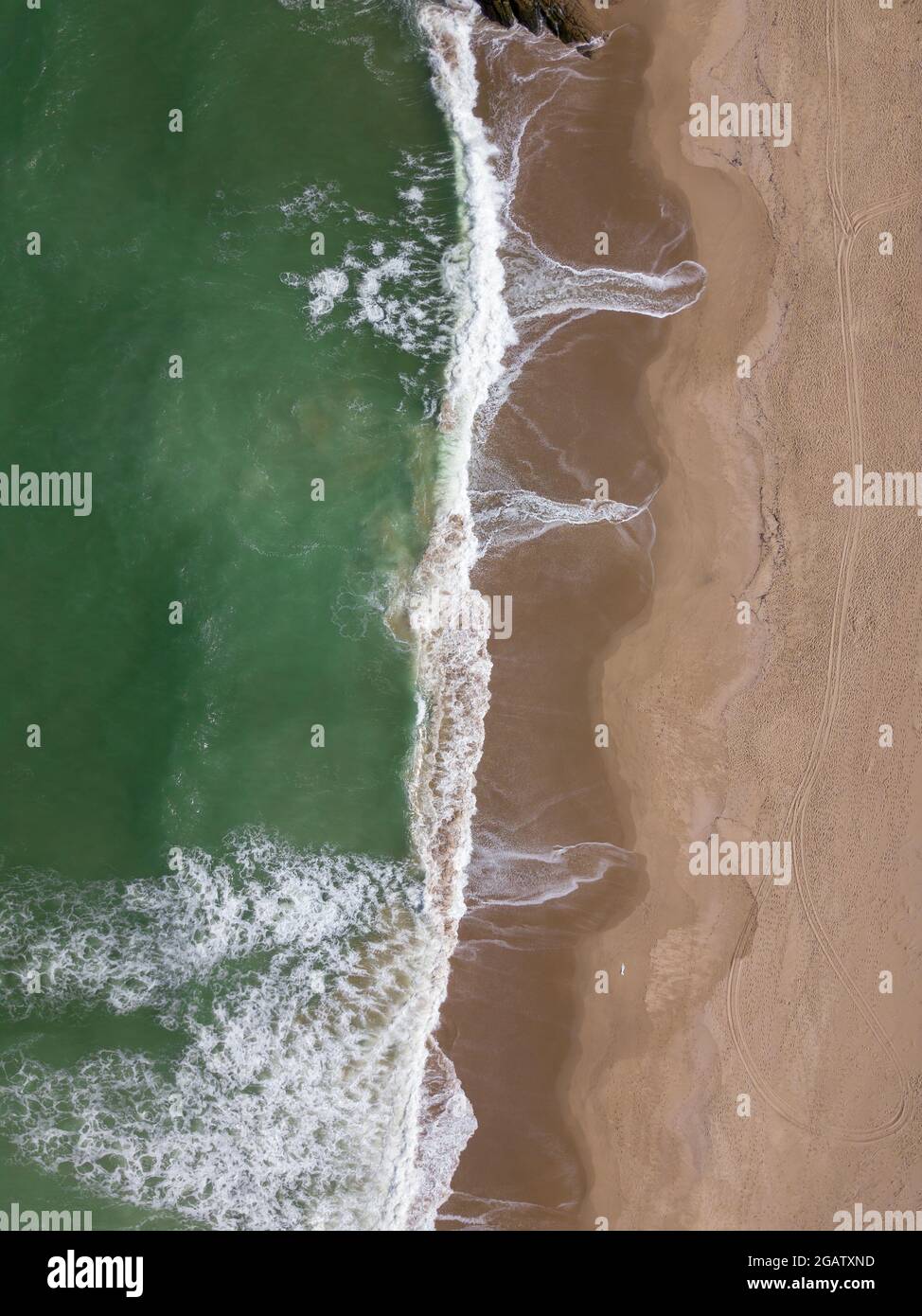 Aerial vertical ocean washing beach hi-res stock photography and images ...