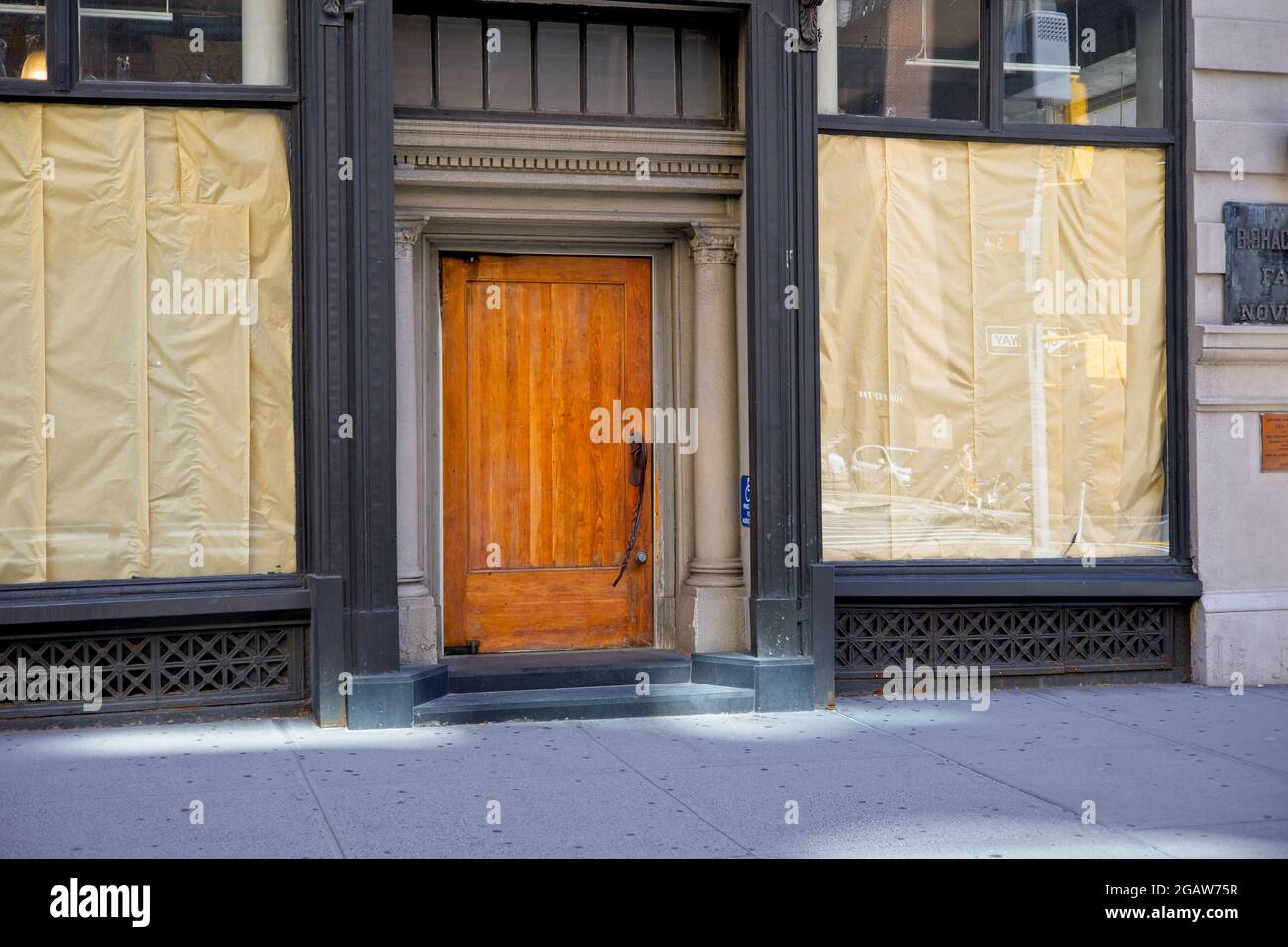 New York, NY, USA - Aug 1, 2021: A shuttered retail store on Fifth Ave ...