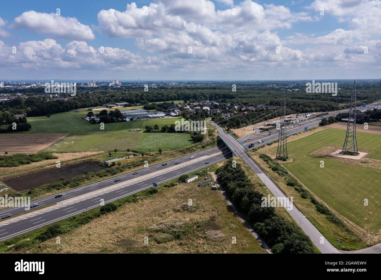Blick auf die Autobahn BAB A57 am Kaarster Kreuz bei Neuss Stock Photo ...