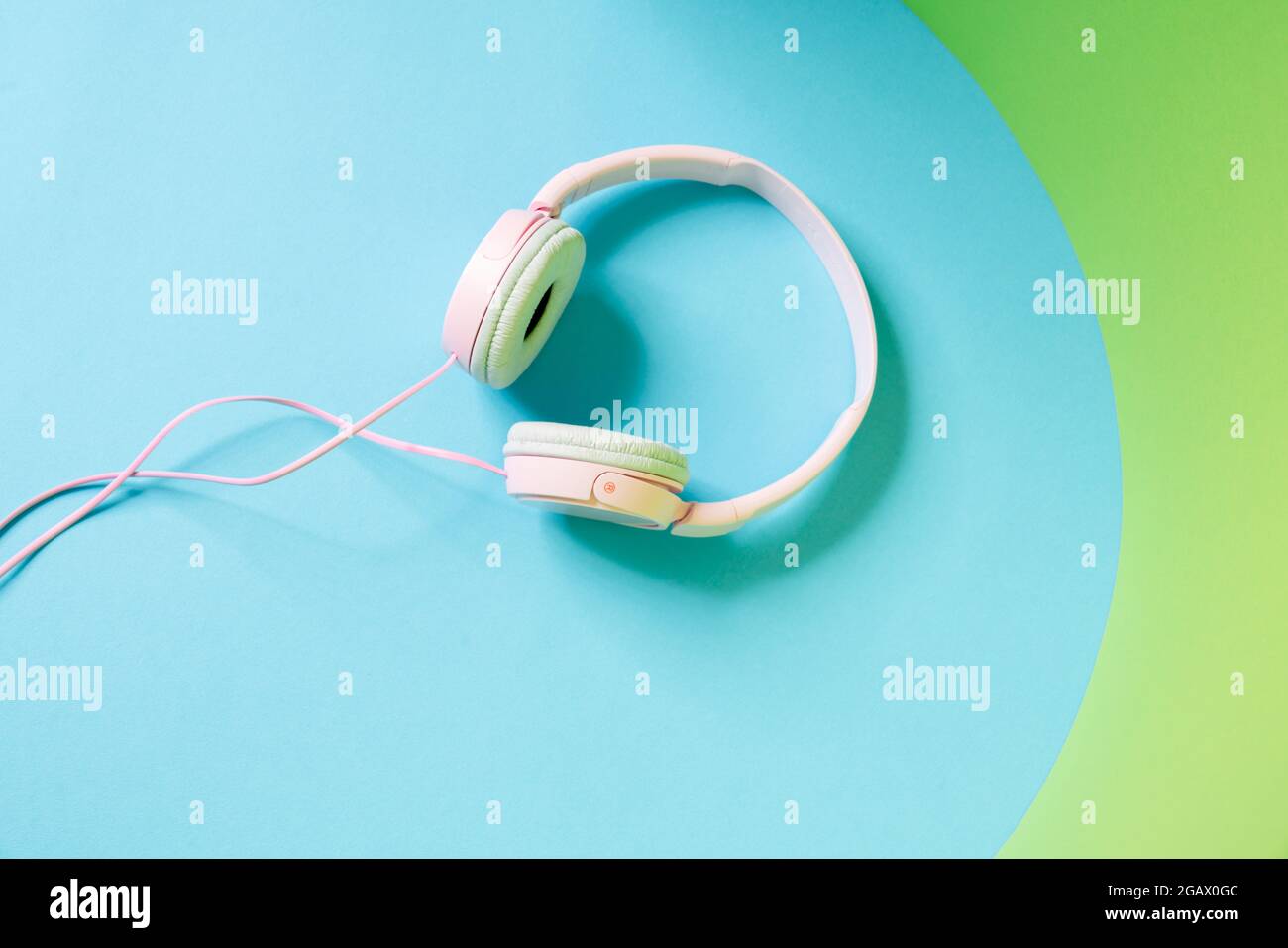 Wired overhead hi-res stock photography and images - Alamy