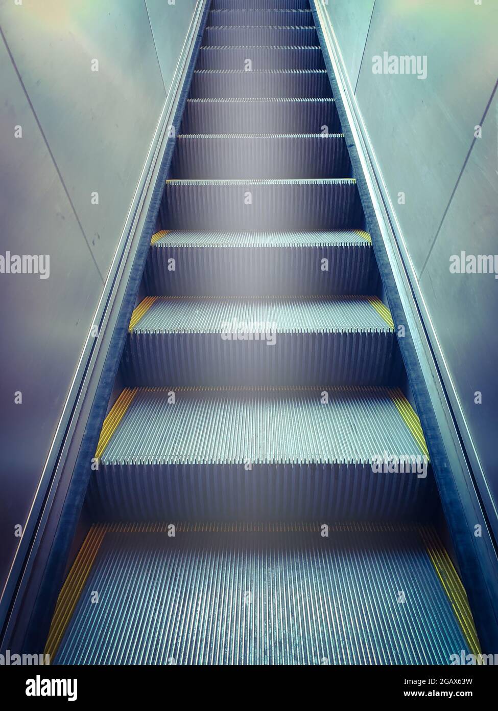 Straight escalators hi-res stock photography and images - Alamy