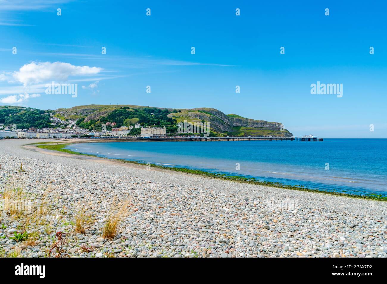 View of Llandudno's North Shore Beach, Llandudno Pier and Great Orme ...