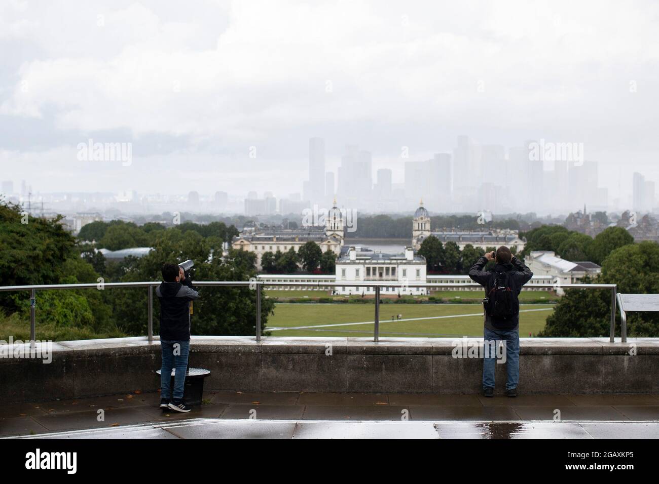 Dark clouds city of london rain skyline hi-res stock photography and ...
