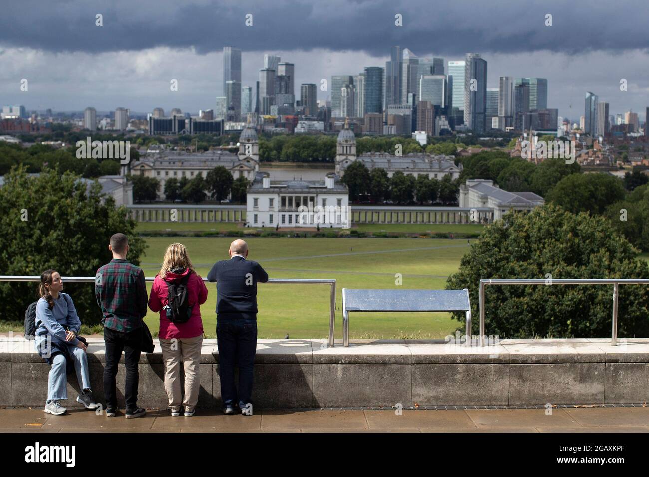 Dark clouds city of london rain skyline hi-res stock photography and ...