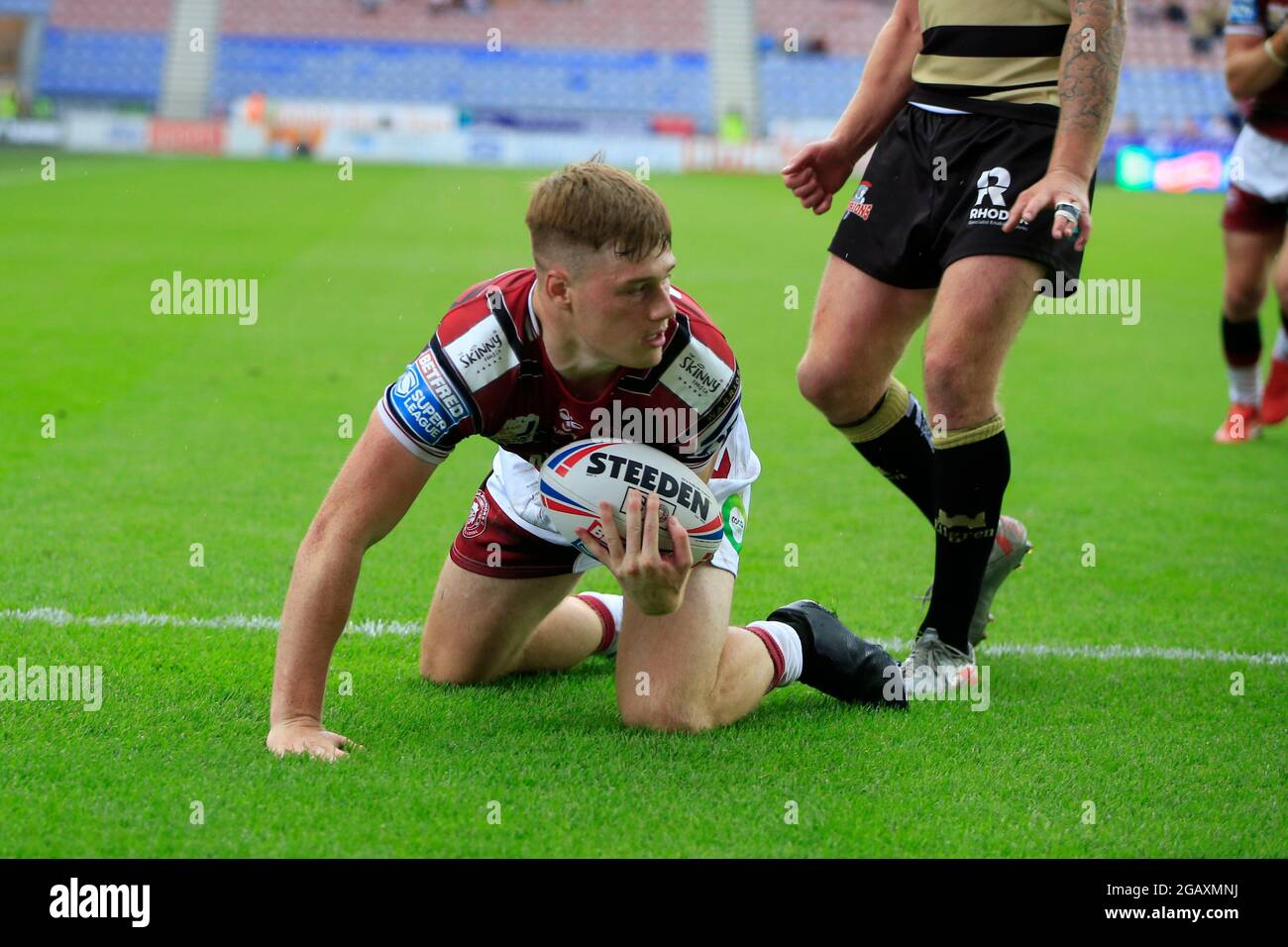 Sam Halsall (28) of Wigan Warriors goes over for a try Stock Photo - Alamy