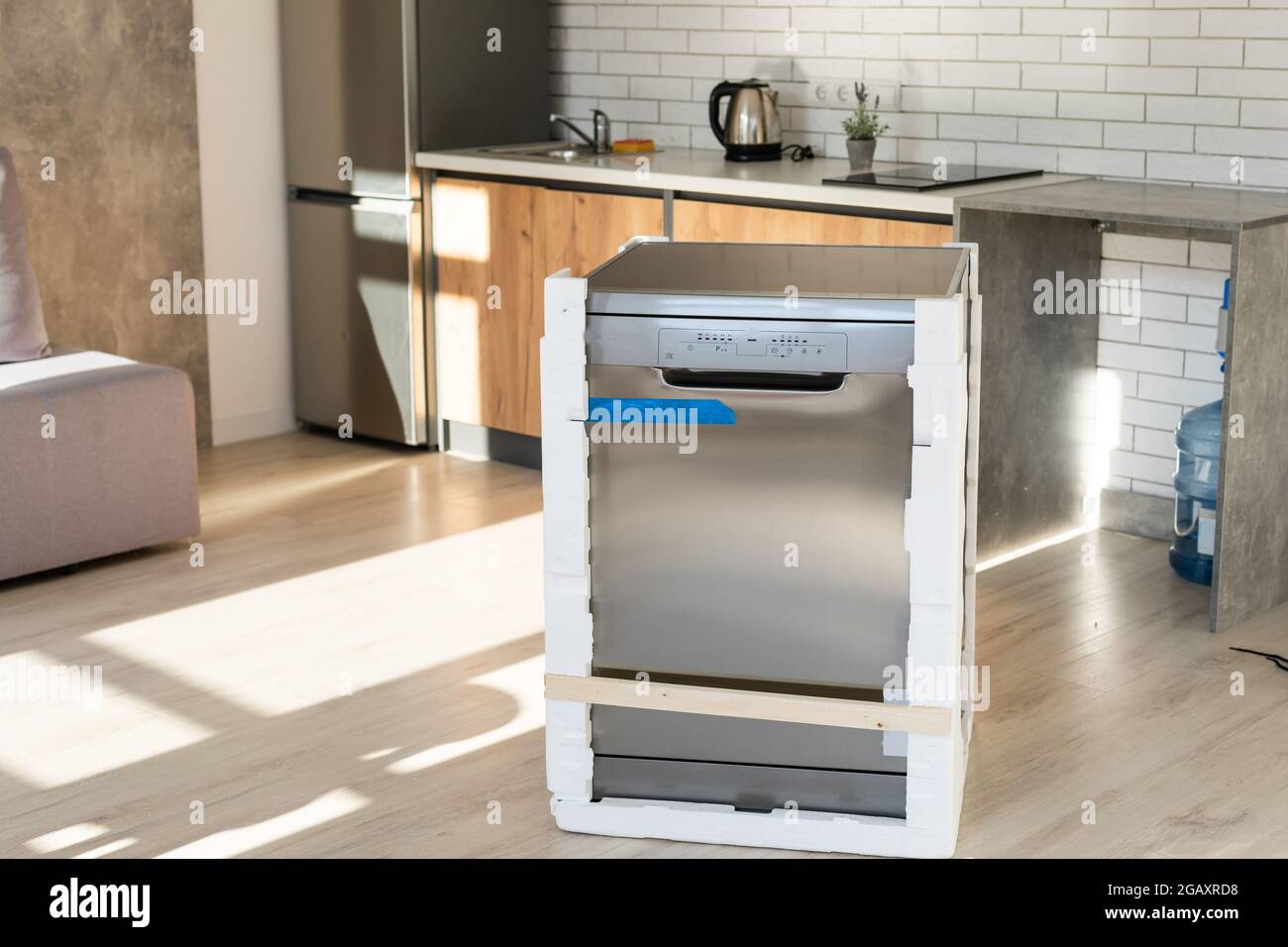 new dishwasher in modern kitchen Stock Photo - Alamy
