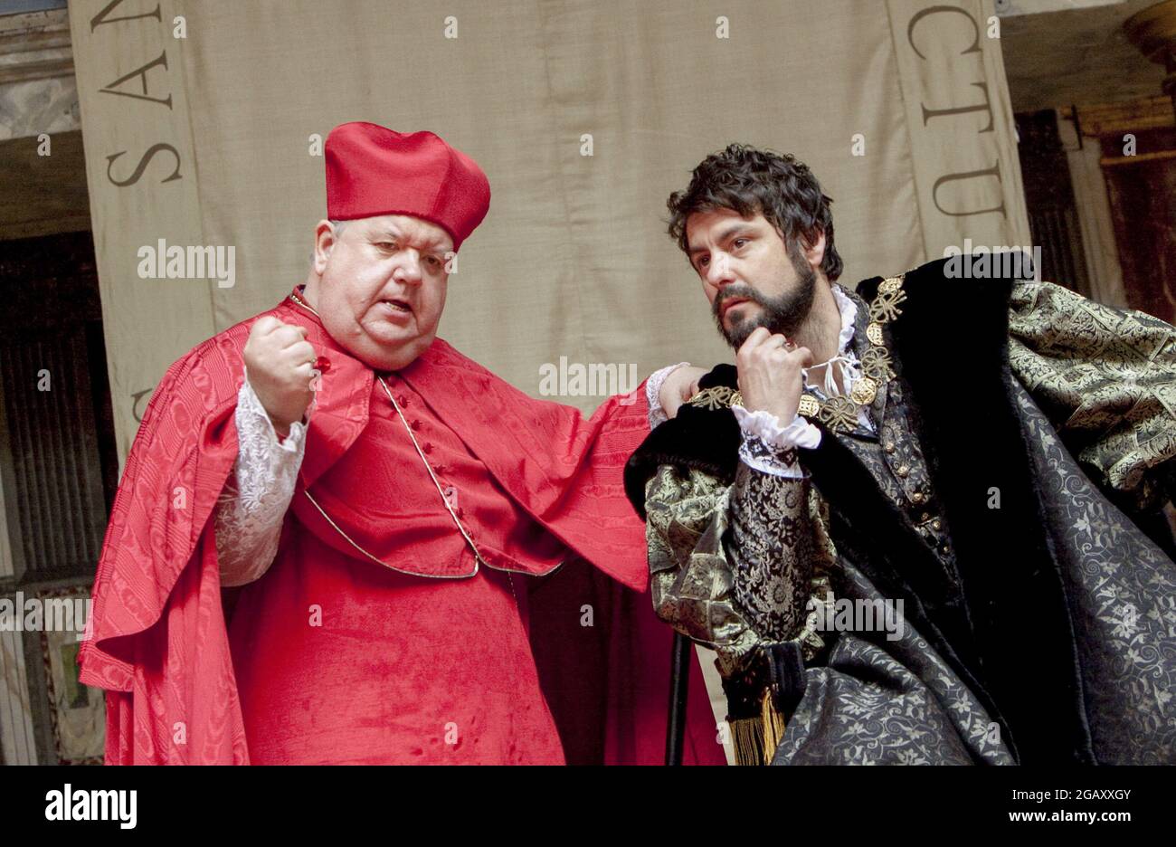 l-r: Ian McNeice (Cardinal Wolsey), Dominic Rowan (King Henry VIII) in ...