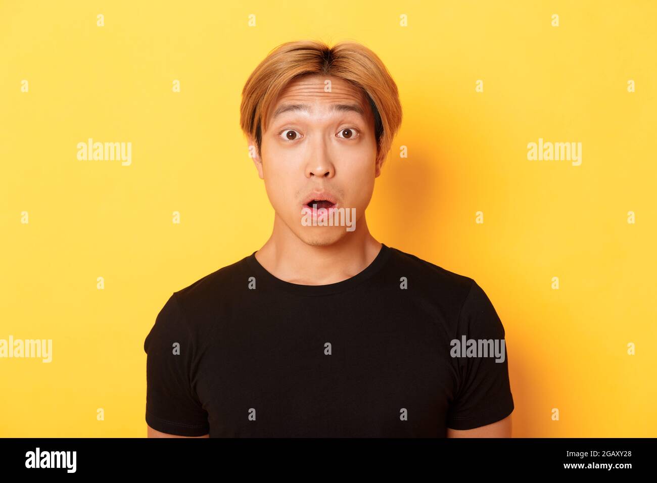 Close-up of surprised, speechless asian guy, drop jaw and raising ...