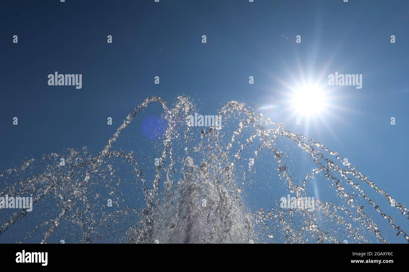 Water blue sky sun hi-res stock photography and images - Alamy