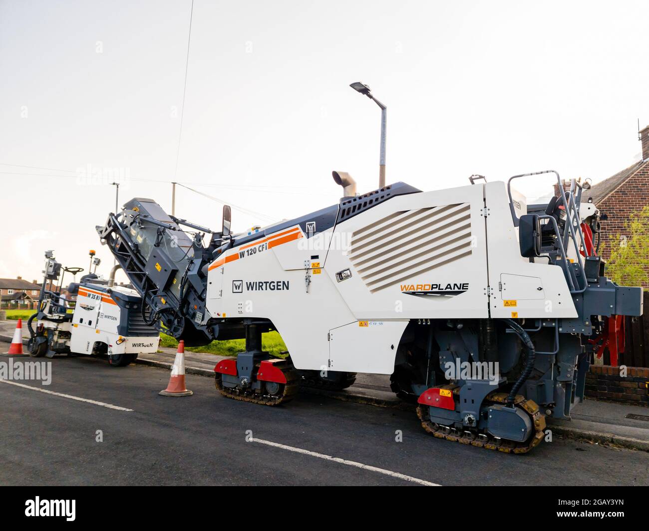 Small universal and compact cold milling machines for road planing on ...