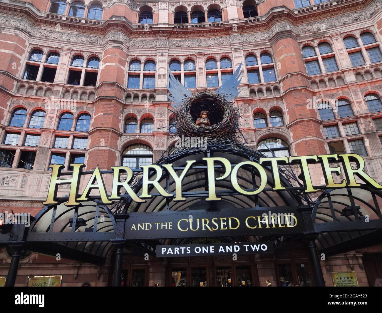 Entrance to the Palace Theatre and musical „Harry Potter and the cursed child“ on 12.09.2016 ...